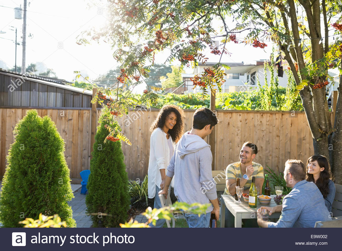 Man eating backyard barbecue hi-res stock photography and images - Alamy