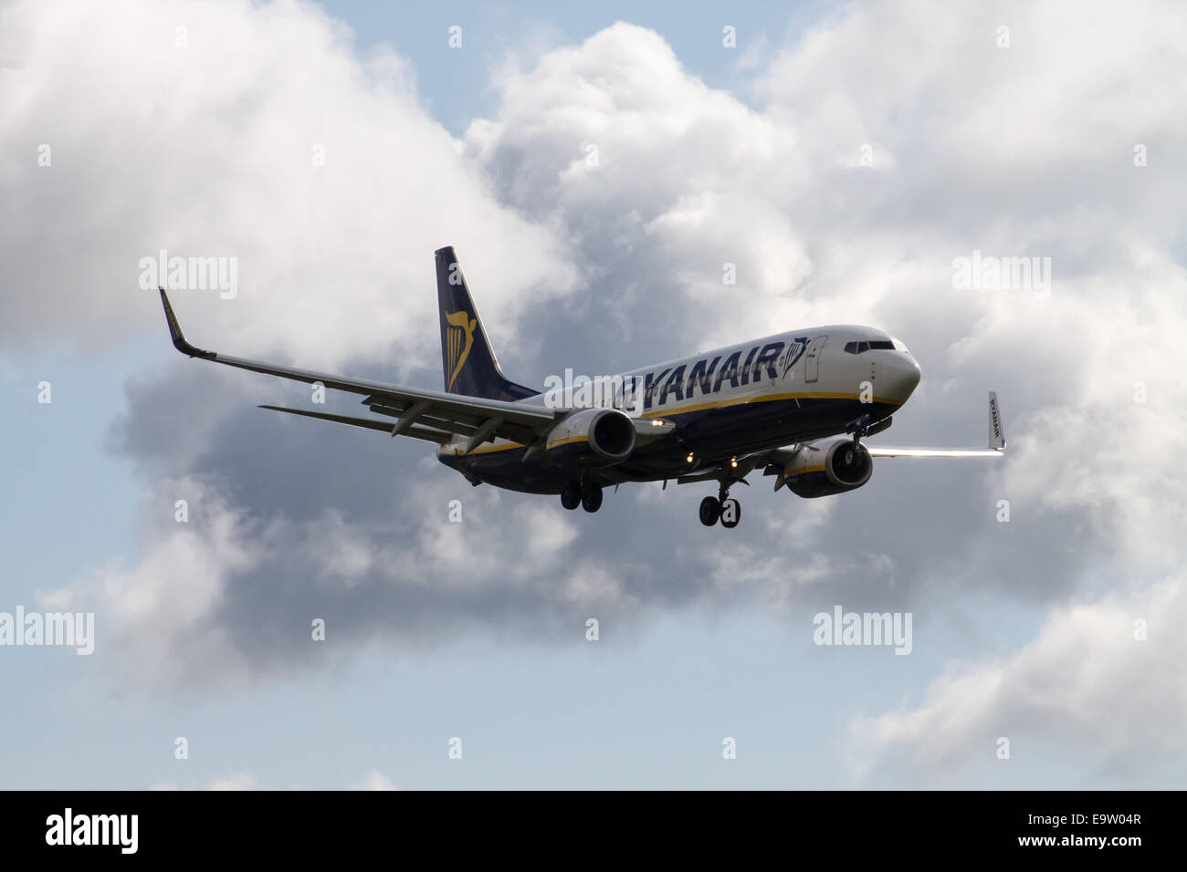 Ryanair Boeing 737-800 landing to Manchester International Airport ...
