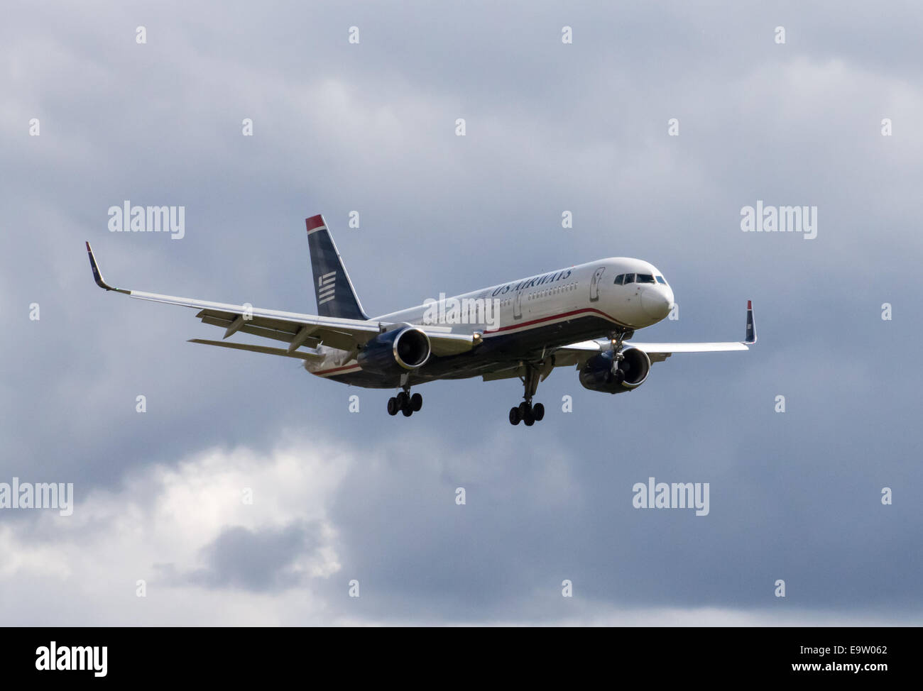 US Airways Boeing 757 landing to Manchester International Airport Stock ...