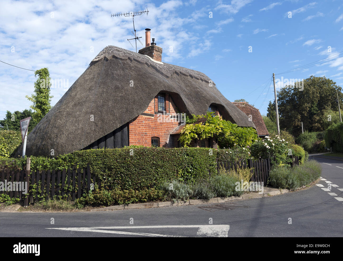 Thatched cottages in the small village of Kings Somborne in Hampshire ...