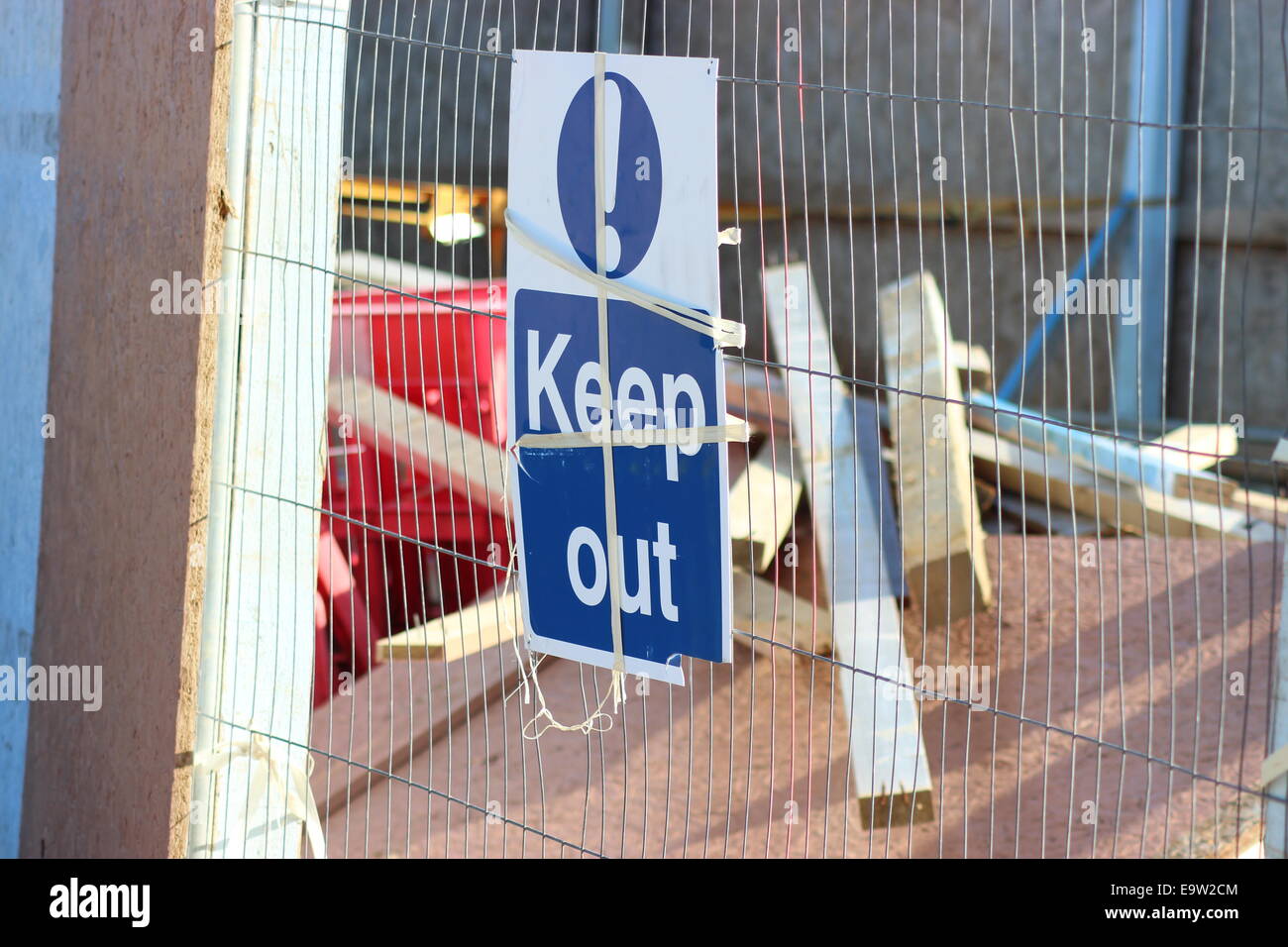 Keep out gate sign hi-res stock photography and images - Alamy