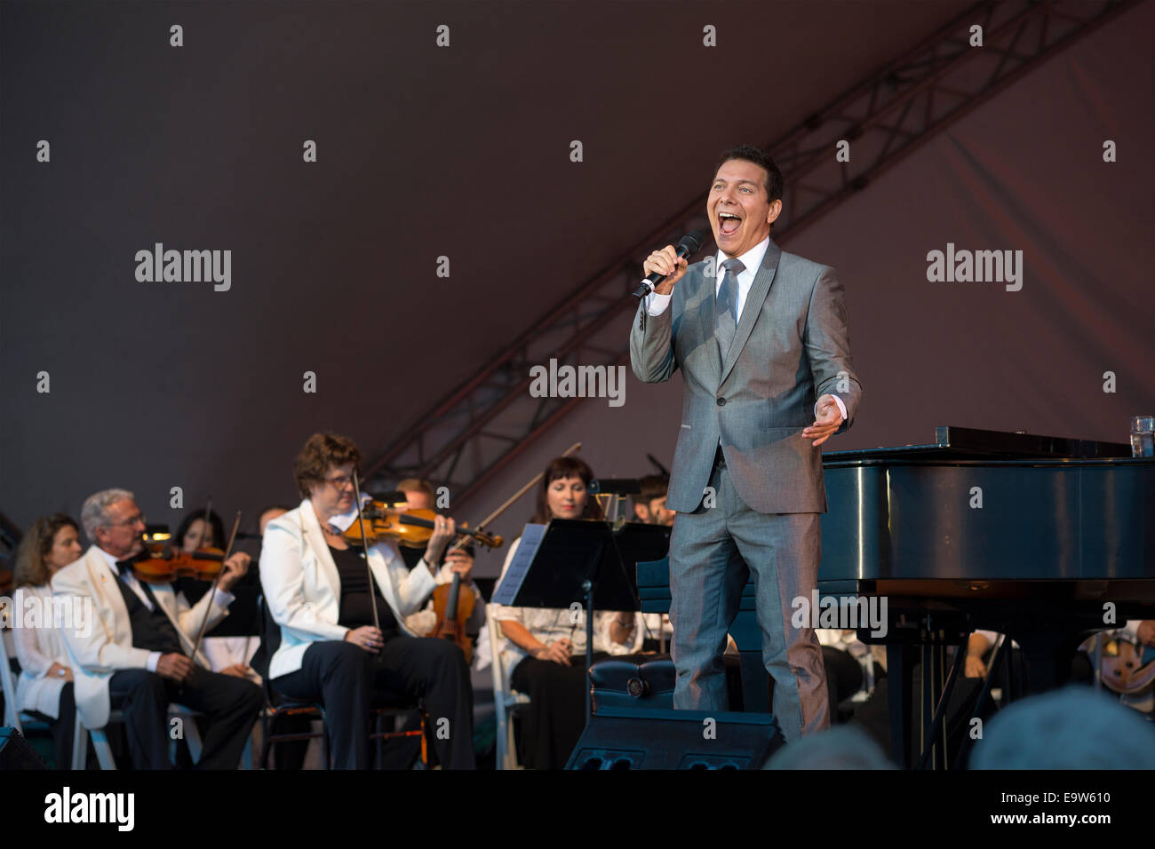 Singer Michael Feinstein performing with the Pasadena Pops Stock Photo ...