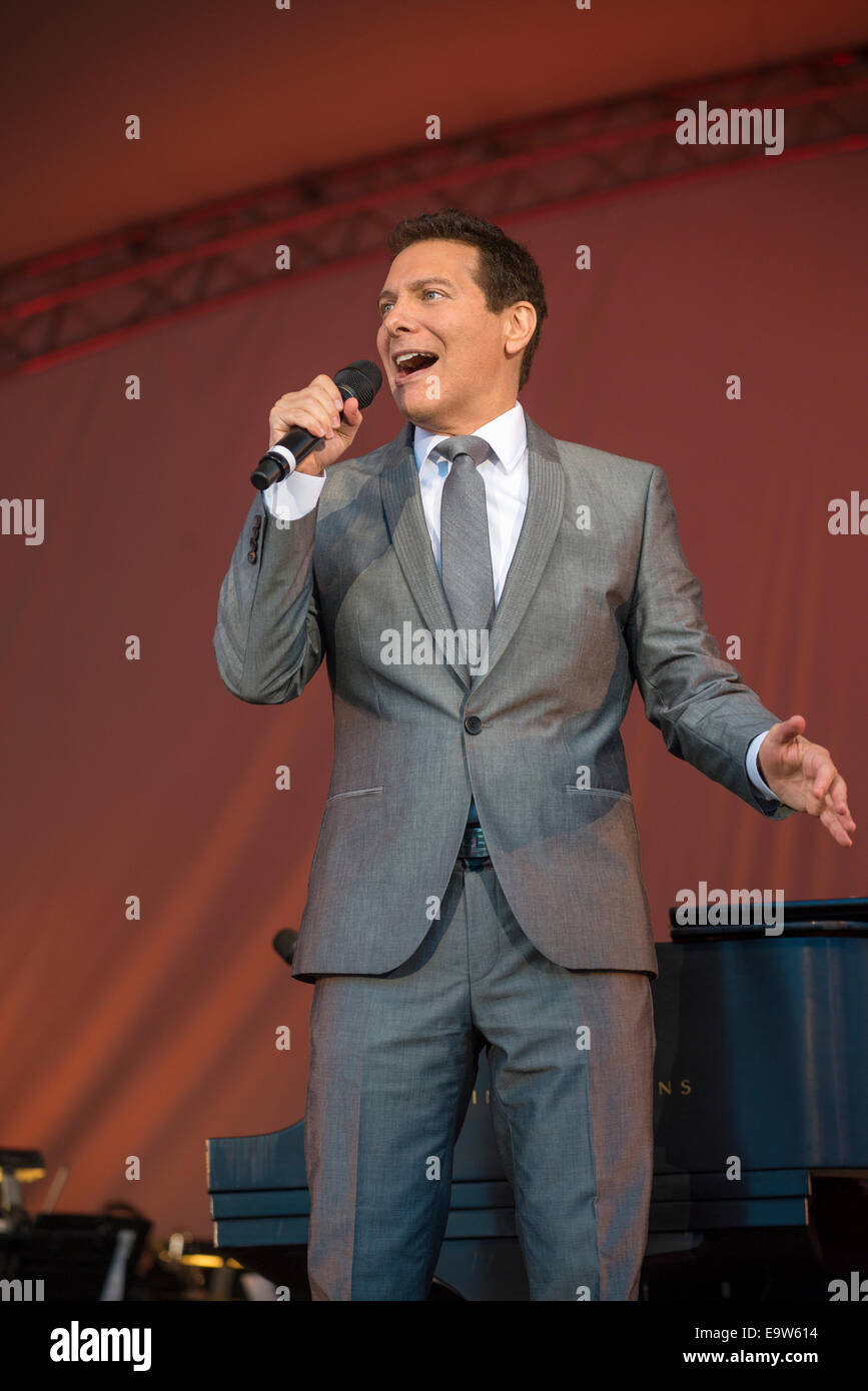 Singer Michael Feinstein performing with the Pasadena Pops Stock Photo ...