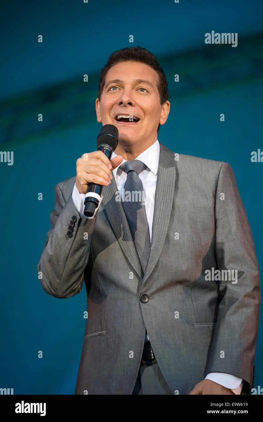 Singer Michael Feinstein performing with the Pasadena Pops Stock Photo ...