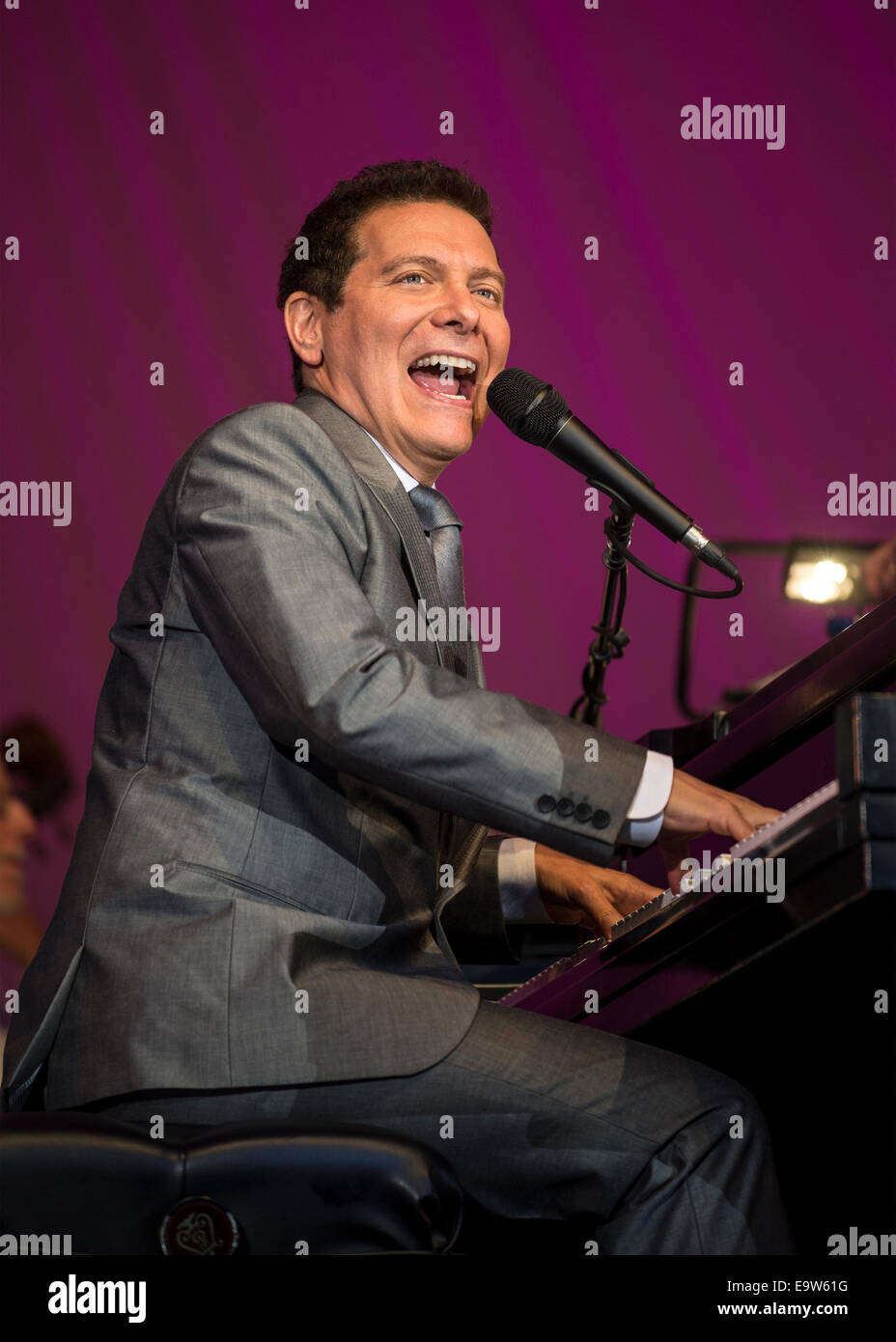Singer Michael Feinstein performing with the Pasadena Pops Stock Photo ...
