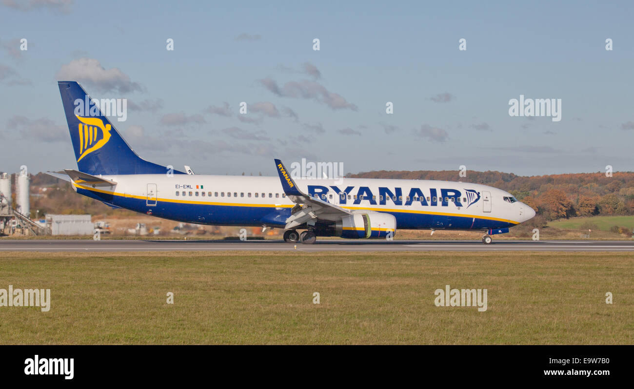 Ryanair Boeing 737 EI-EML landing at London-Luton Airport LTN Stock ...
