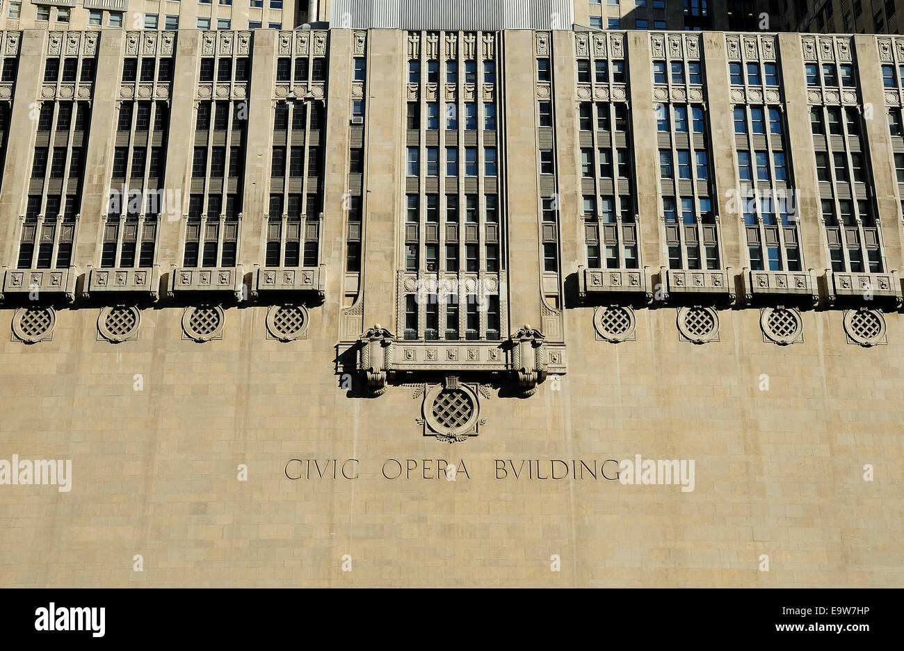 Chicago Lyric Opera House along the Chicago River Stock Photo - Alamy