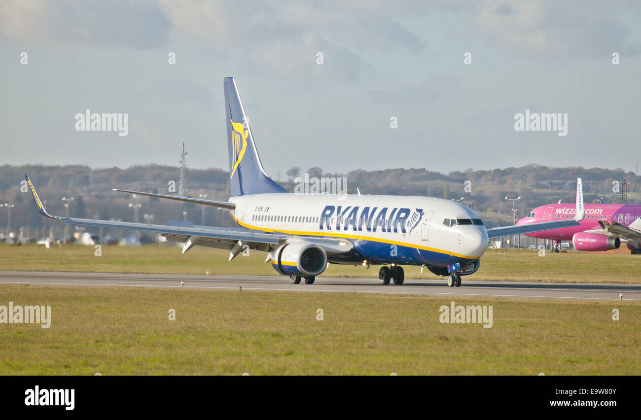 Ryanair Boeing 737 EI-EML landing at London-Luton Airport LTN Stock ...