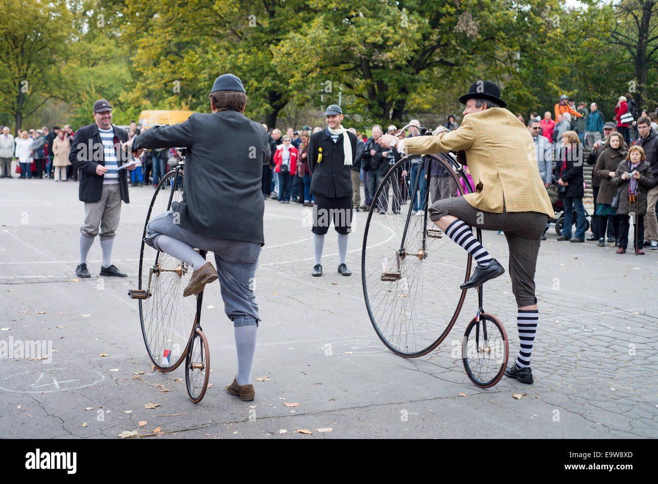 High wheel bicycle hi-res stock photography and images - Alamy