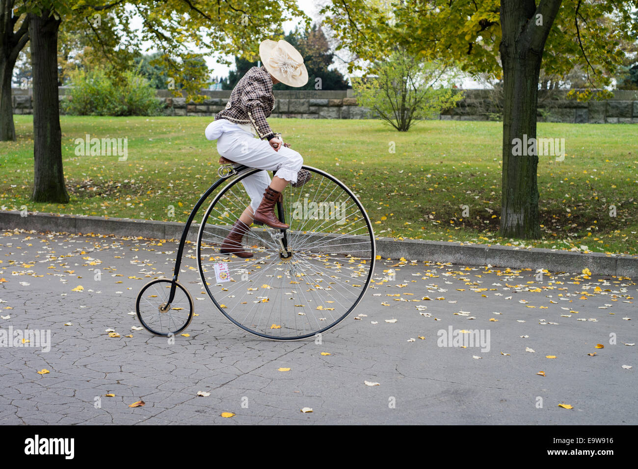 High wheel vintage bicycle hi-res stock photography and images - Alamy