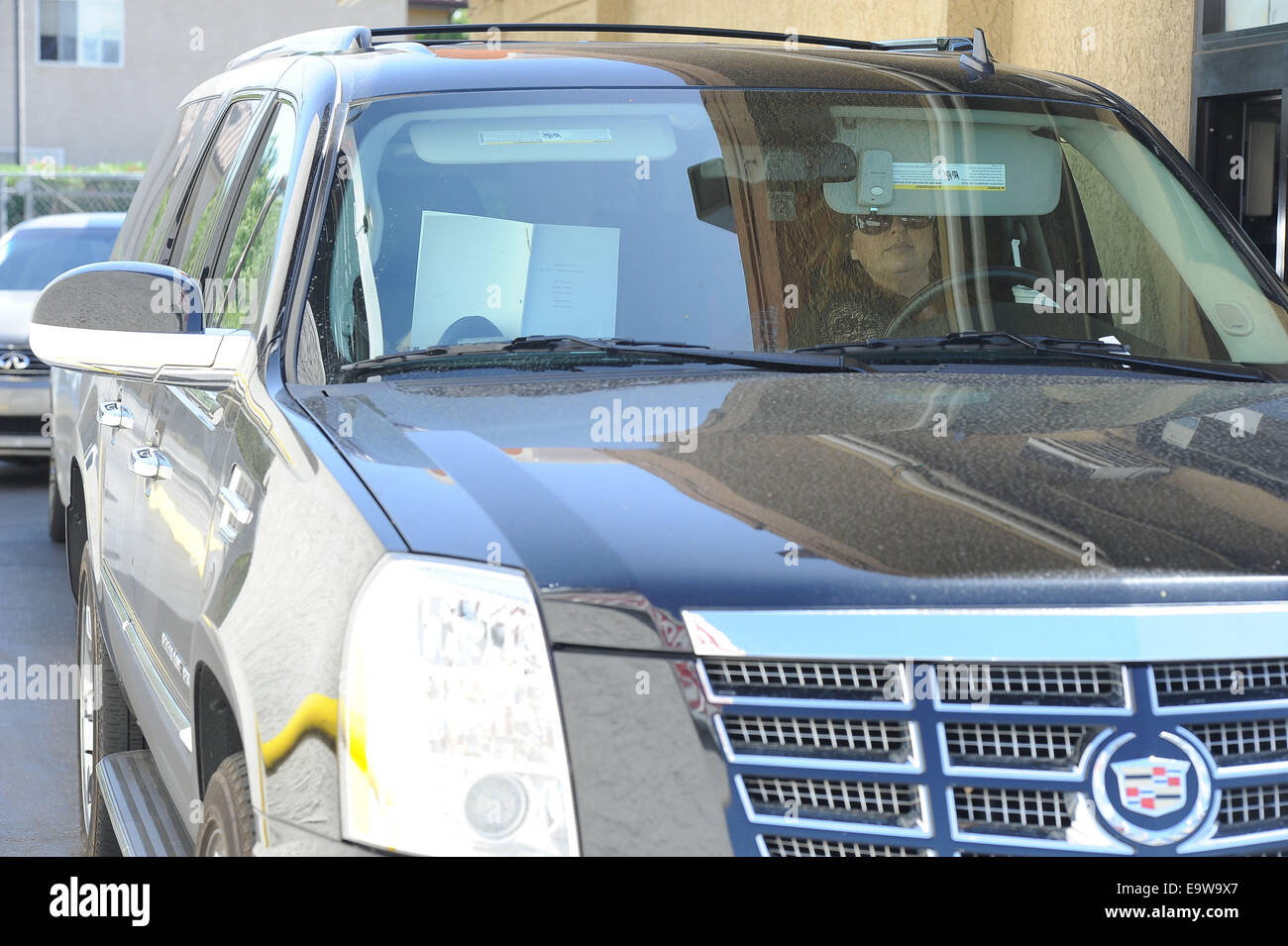 Tori Spelling stops by Taco Bell going through the drive thru while ...