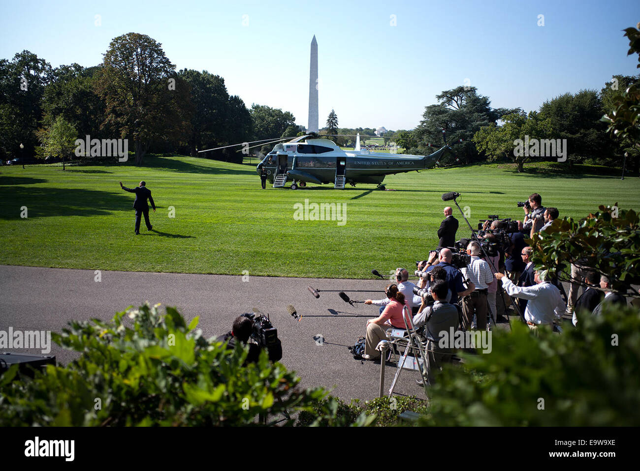 President Barack Obama walks to Marine One on the South Lawn of the ...