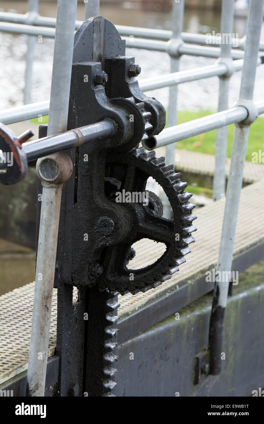 Winding gear at Fladbury Lock, River Avon, Worcestershire, England, UK ...