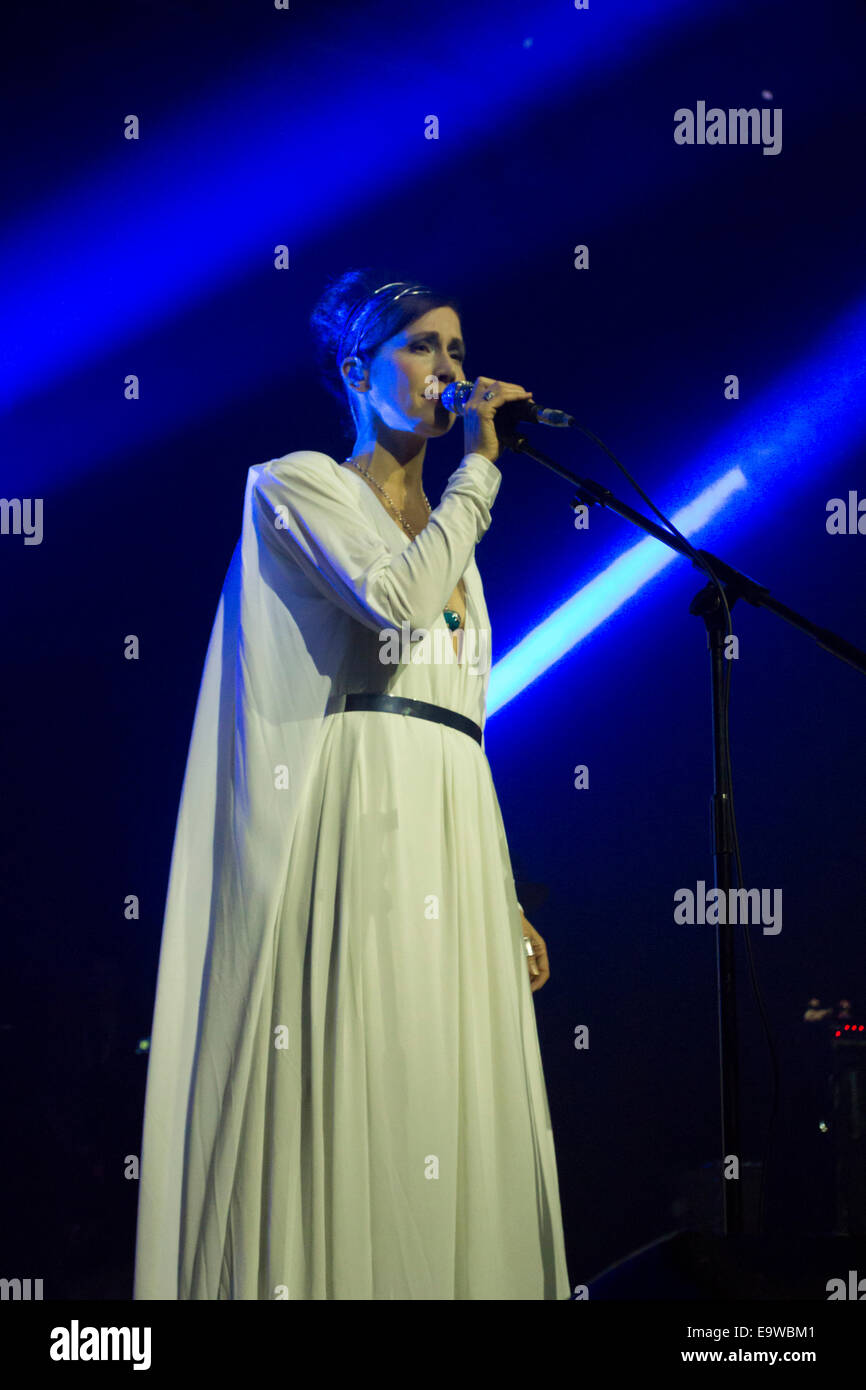 Lou rhodes performance hi-res stock photography and images - Alamy