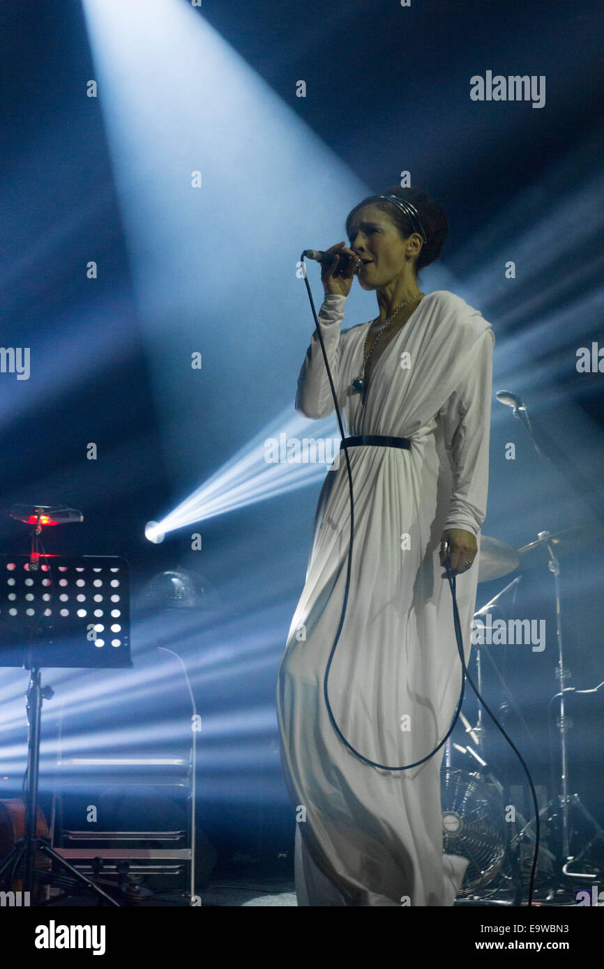 Lou rhodes performance hi-res stock photography and images - Alamy