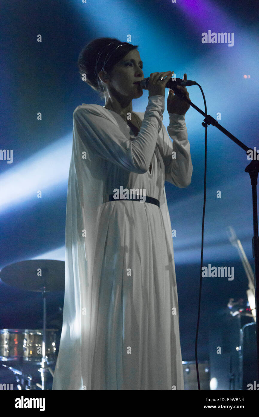 Lou rhodes performance hi-res stock photography and images - Alamy