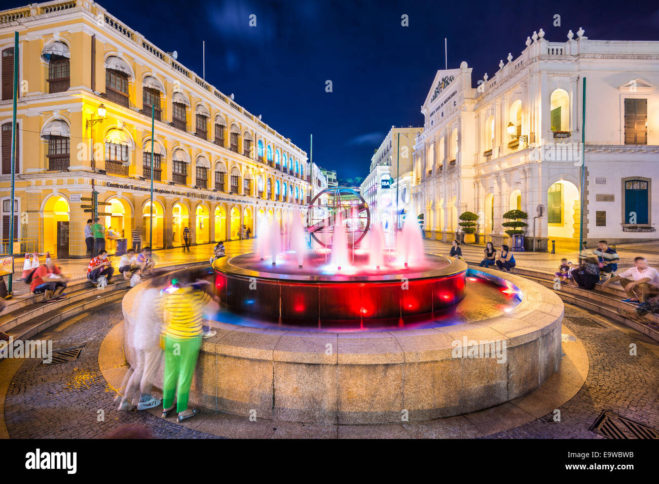 Night scene city square people hi-res stock photography and images - Alamy