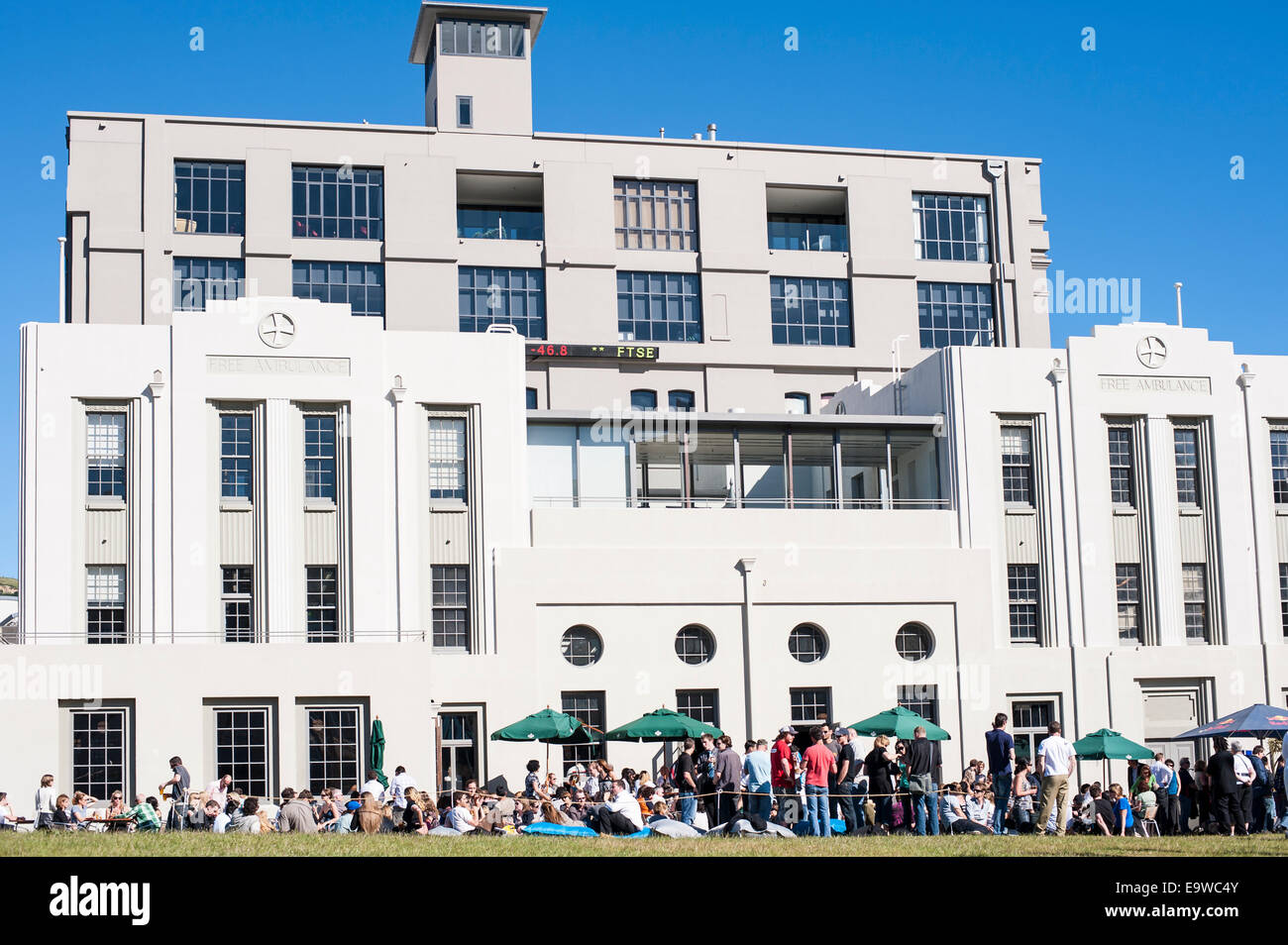 Student gathering hi-res stock photography and images - Alamy