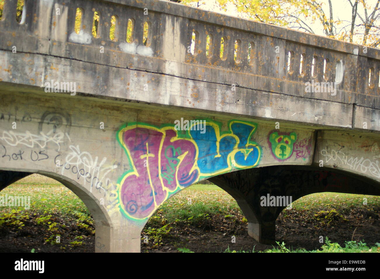 Bridge graffiti hi-res stock photography and images - Alamy