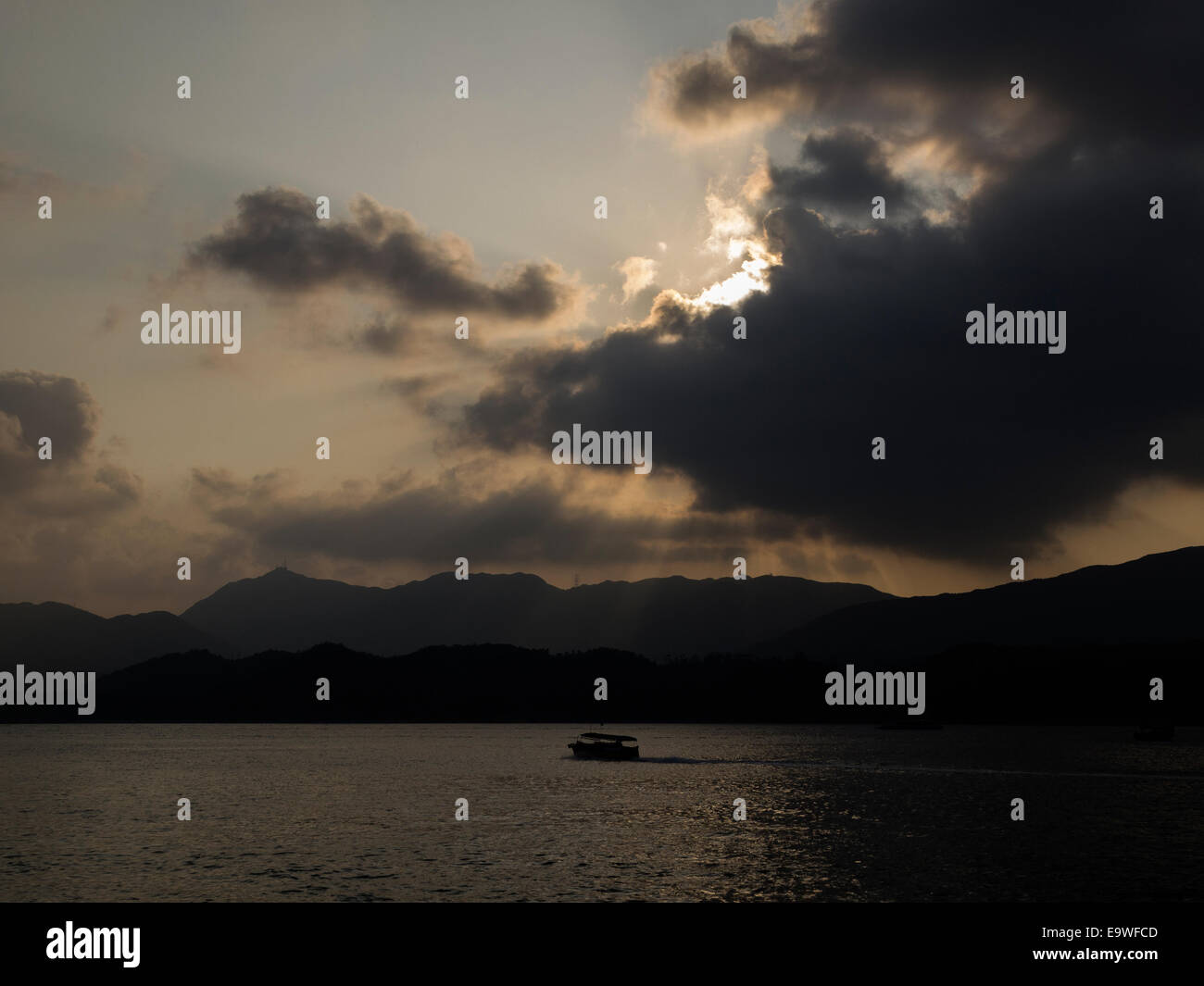 Crepuscular rays sunset hi-res stock photography and images - Alamy