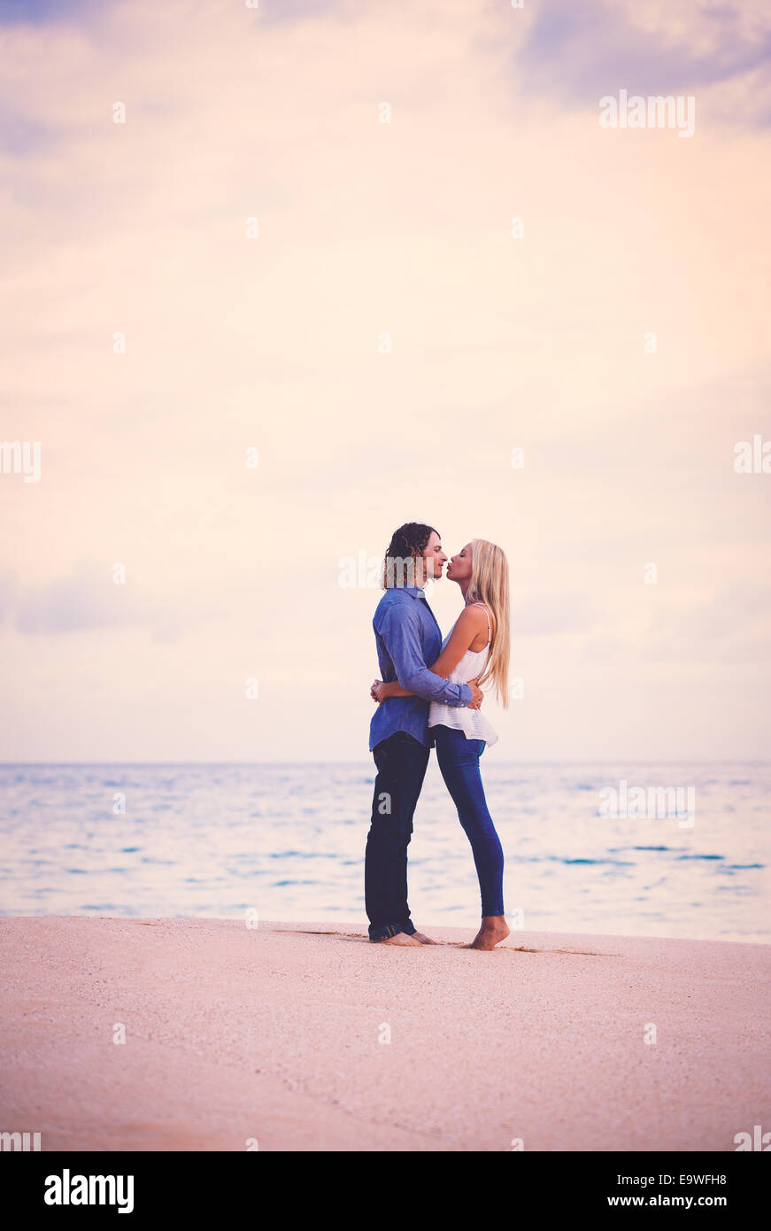Kissing beach hi-res stock photography and images - Alamy