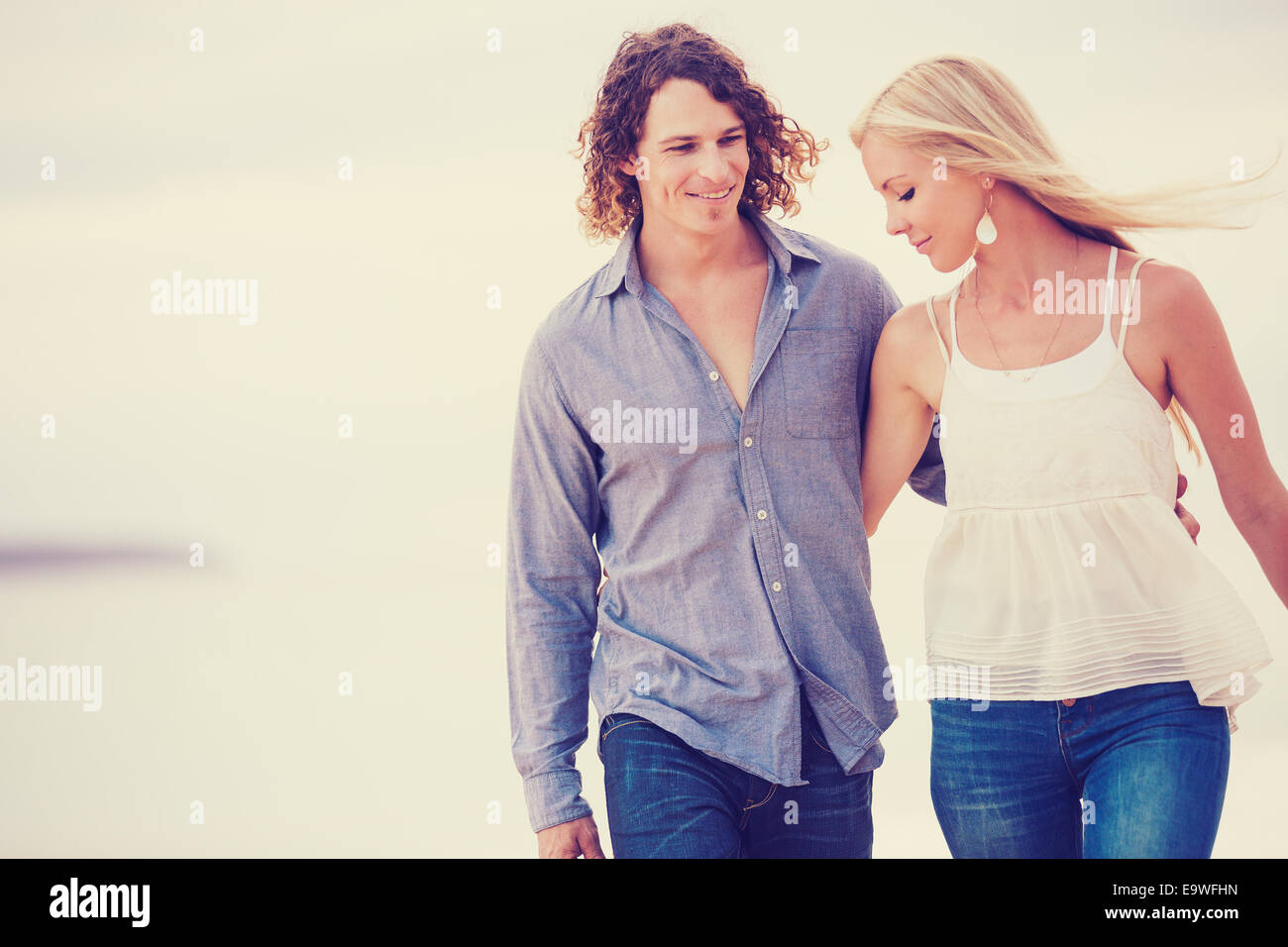 Couple on the sea hi-res stock photography and images - Alamy