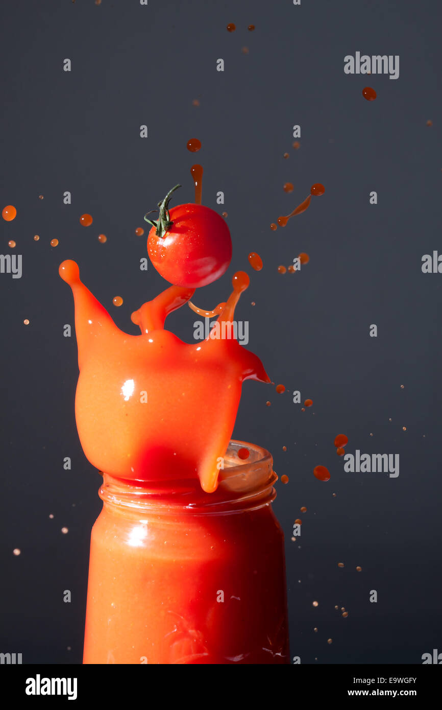 Tomato juice splash hi-res stock photography and images - Alamy