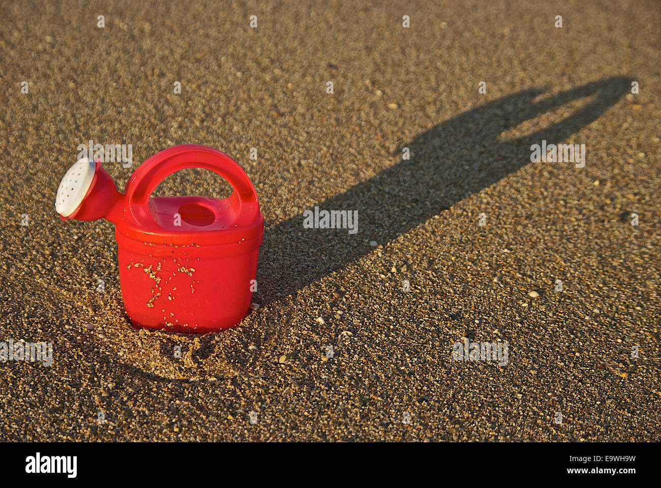 Watering can at the beach Stock Photo - Alamy