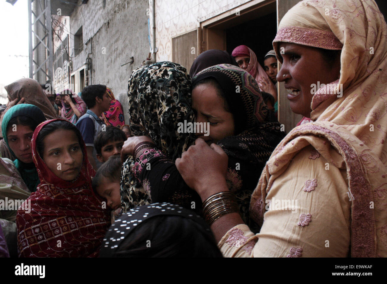 Lahore, Pakistan. 3rd Nov, 2014. Pakistani women mourn over the death ...