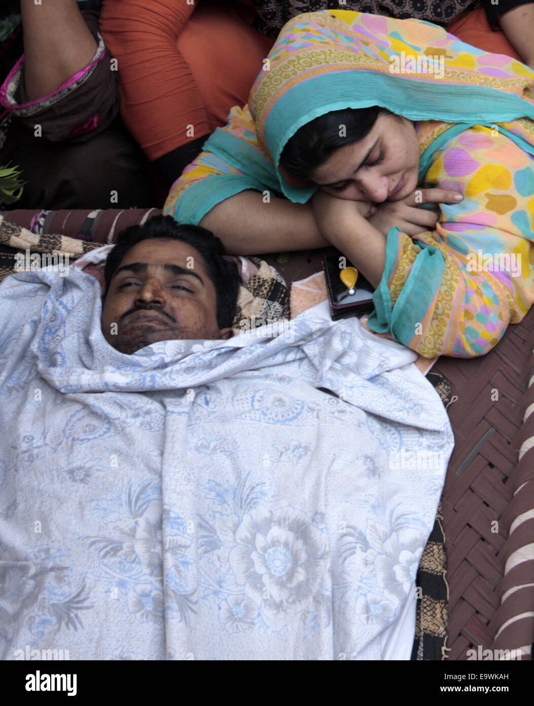 Lahore, Pakistan. 3rd Nov, 2014. A Pakistani woman mourns over the body ...