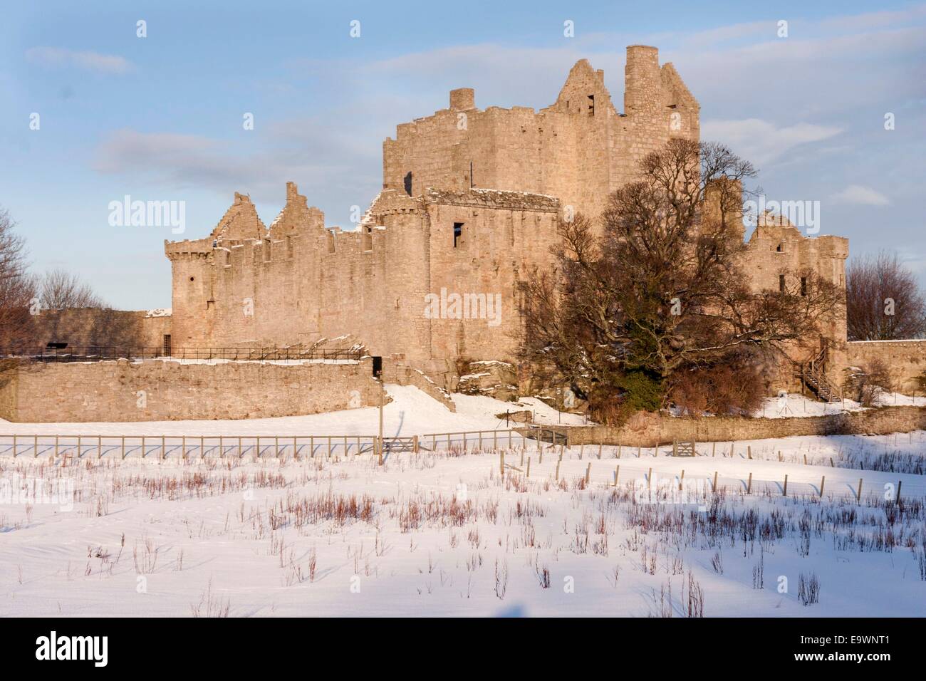 Edinburgh castle winter hi-res stock photography and images - Alamy