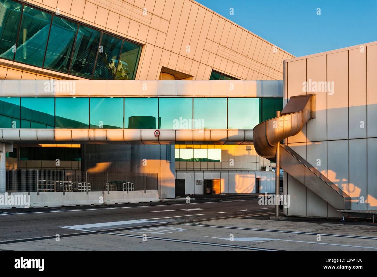 Terminal buildings hi-res stock photography and images - Alamy