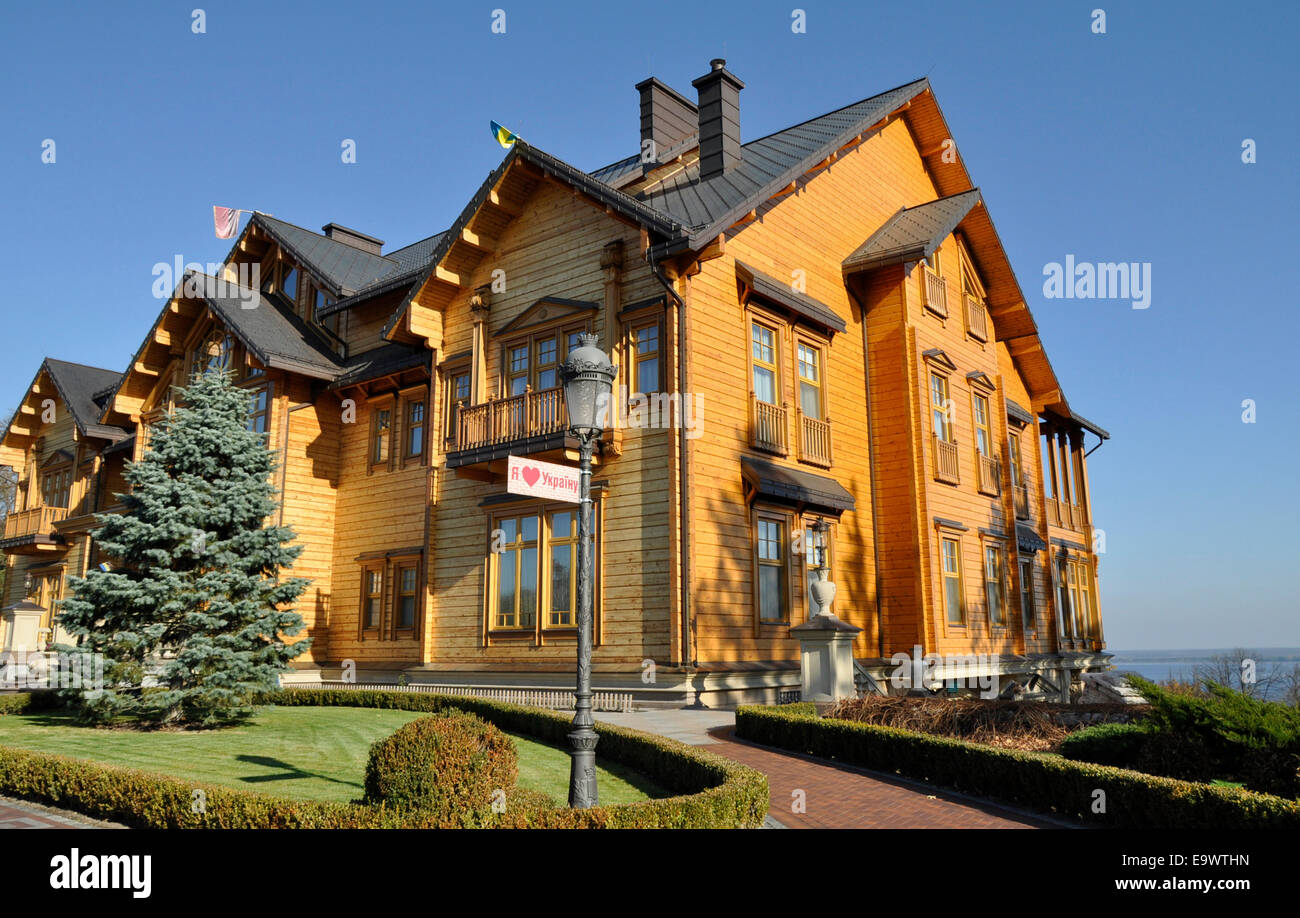 Viktor yanukovych house High Resolution Stock Photography and Images ...