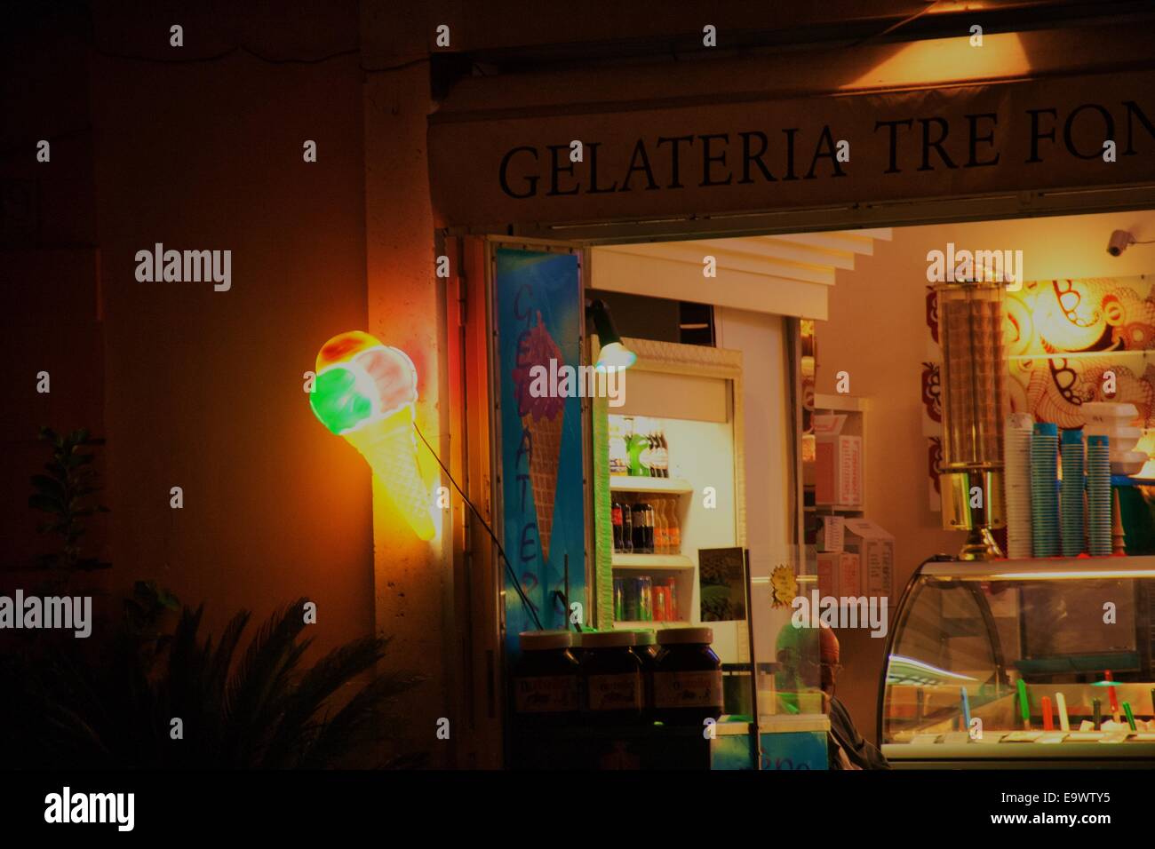 Gelato shop italy hi-res stock photography and images - Alamy