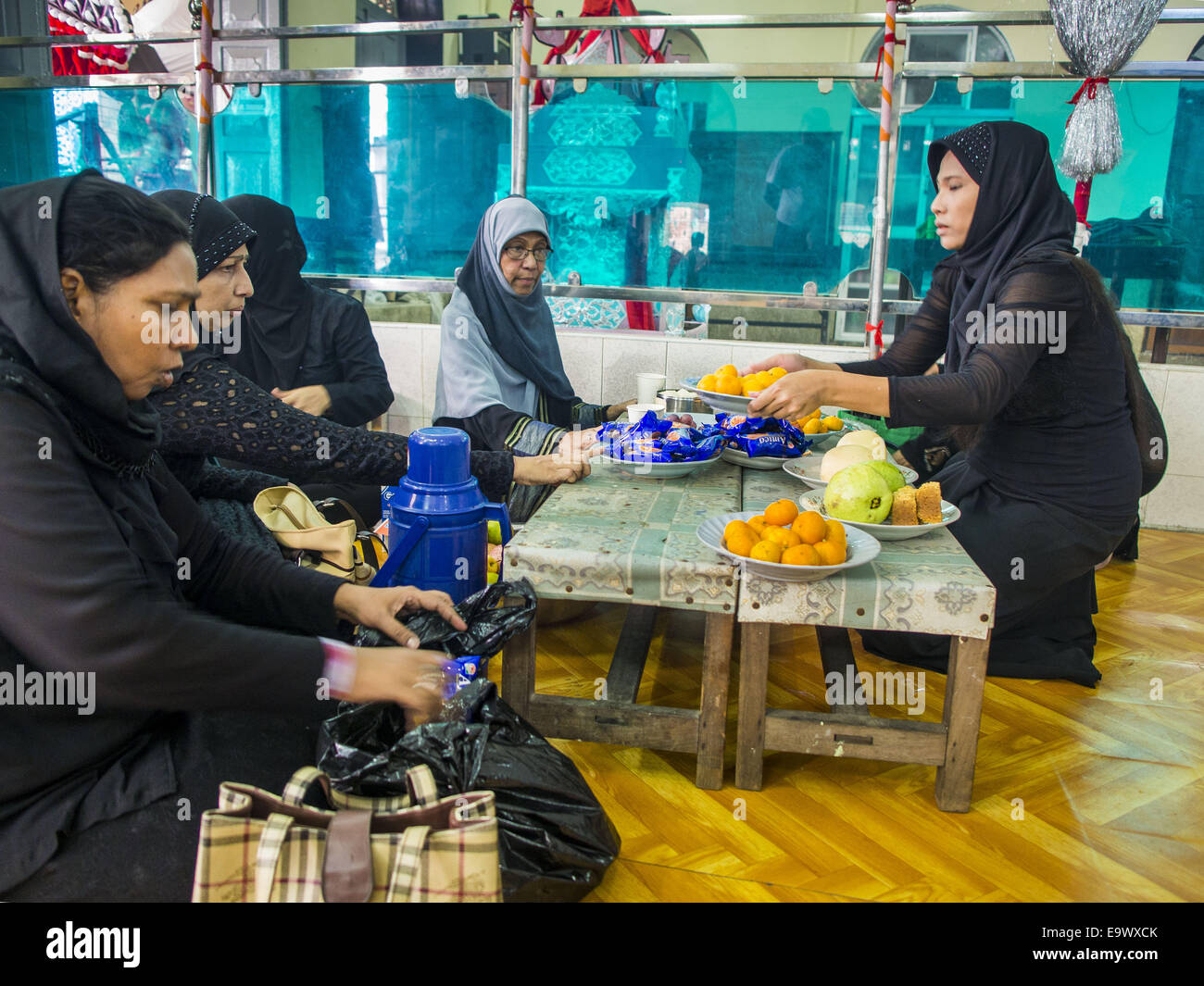 Muslims share meal mosque hi-res stock photography and images - Alamy