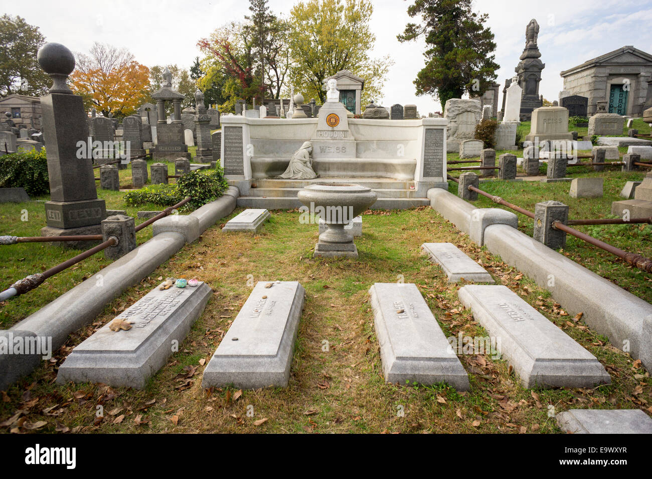 The final resting spot of the famed escape artist and magician Harry ...