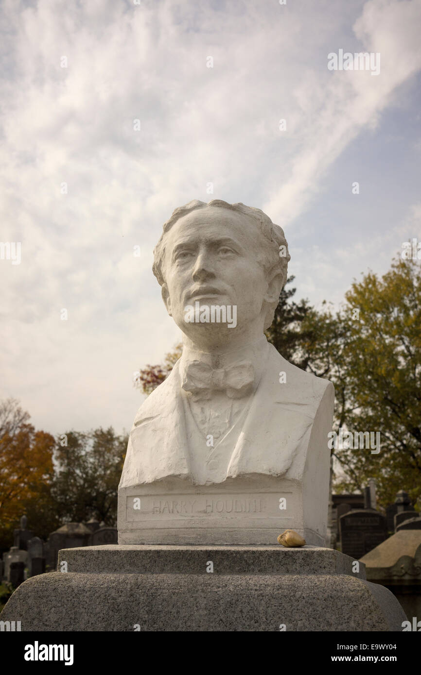 The final resting spot of the famed escape artist and magician Harry ...