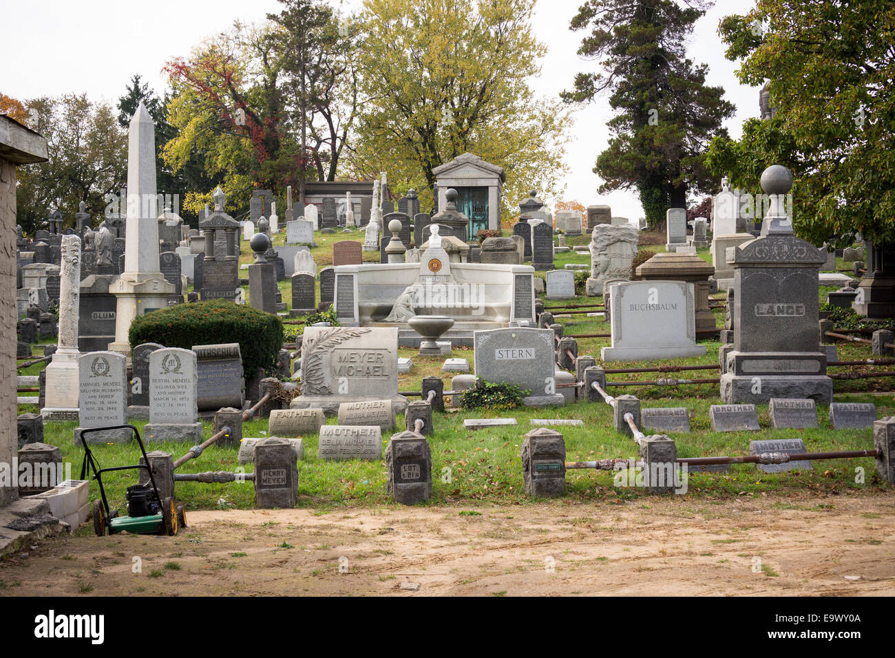 The final resting spot of the famed escape artist and magician Harry ...