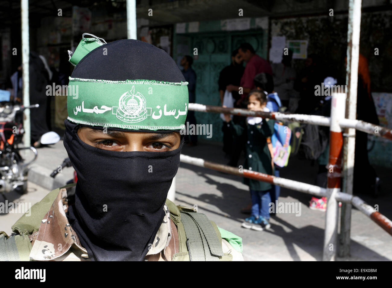 Rafah, Gaza Strip, Palestinian Territory. 3rd Nov, 2014. A masked youth ...