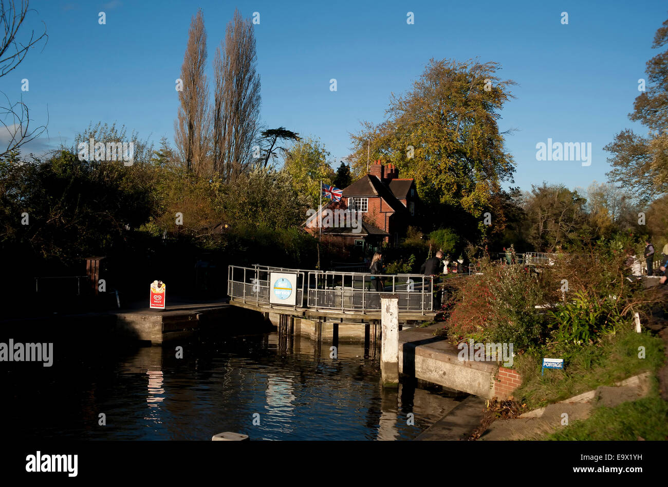 Sonning lock thames hi-res stock photography and images - Alamy