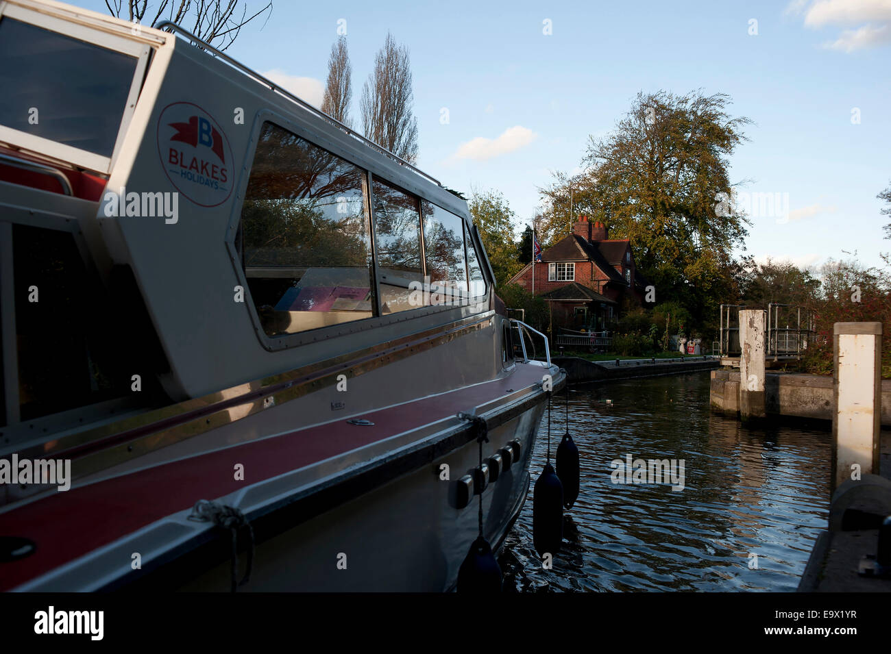 Boating on the River Thames at Sonning Lock, Berkshire, England, United ...