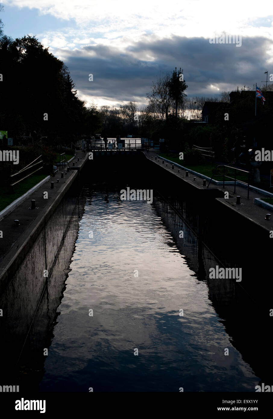 Boating on the River Thames at Sonning Lock, Berkshire, England, United ...