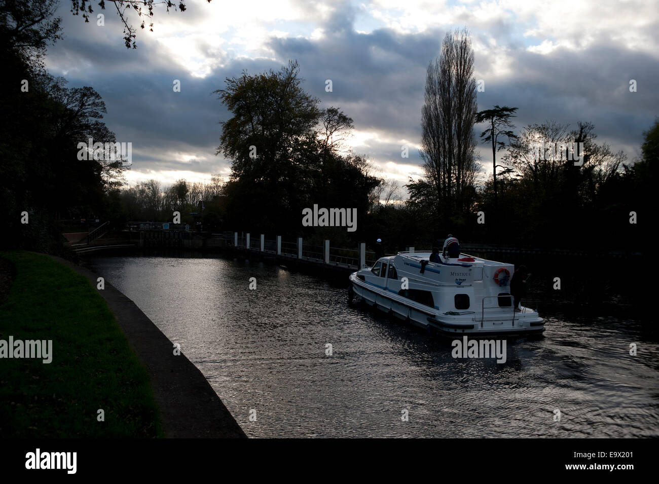 Boating on the River Thames at Sonning Lock, Berkshire, England, United ...
