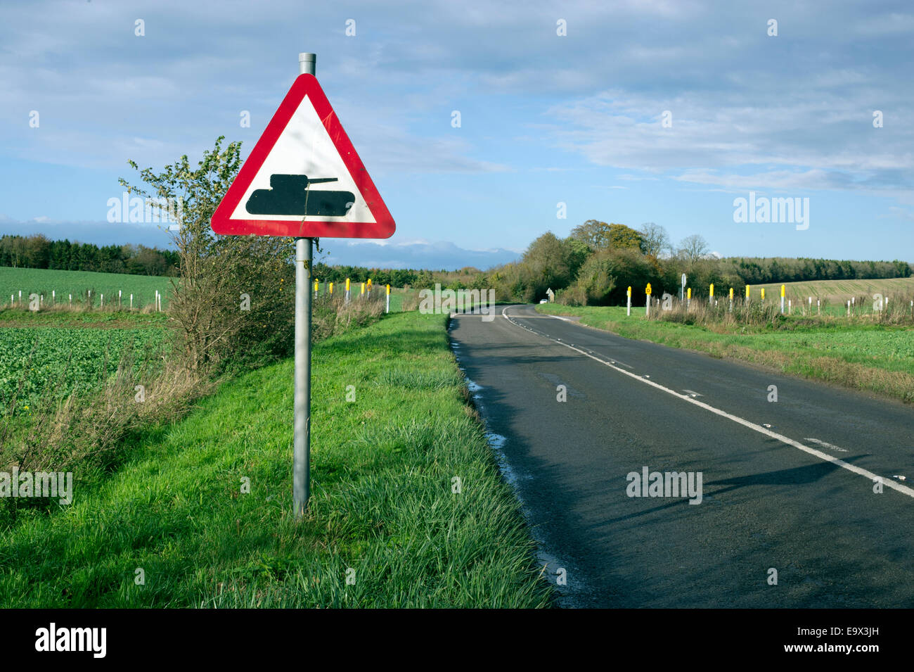 Tank crossing sign uk hi-res stock photography and images - Alamy