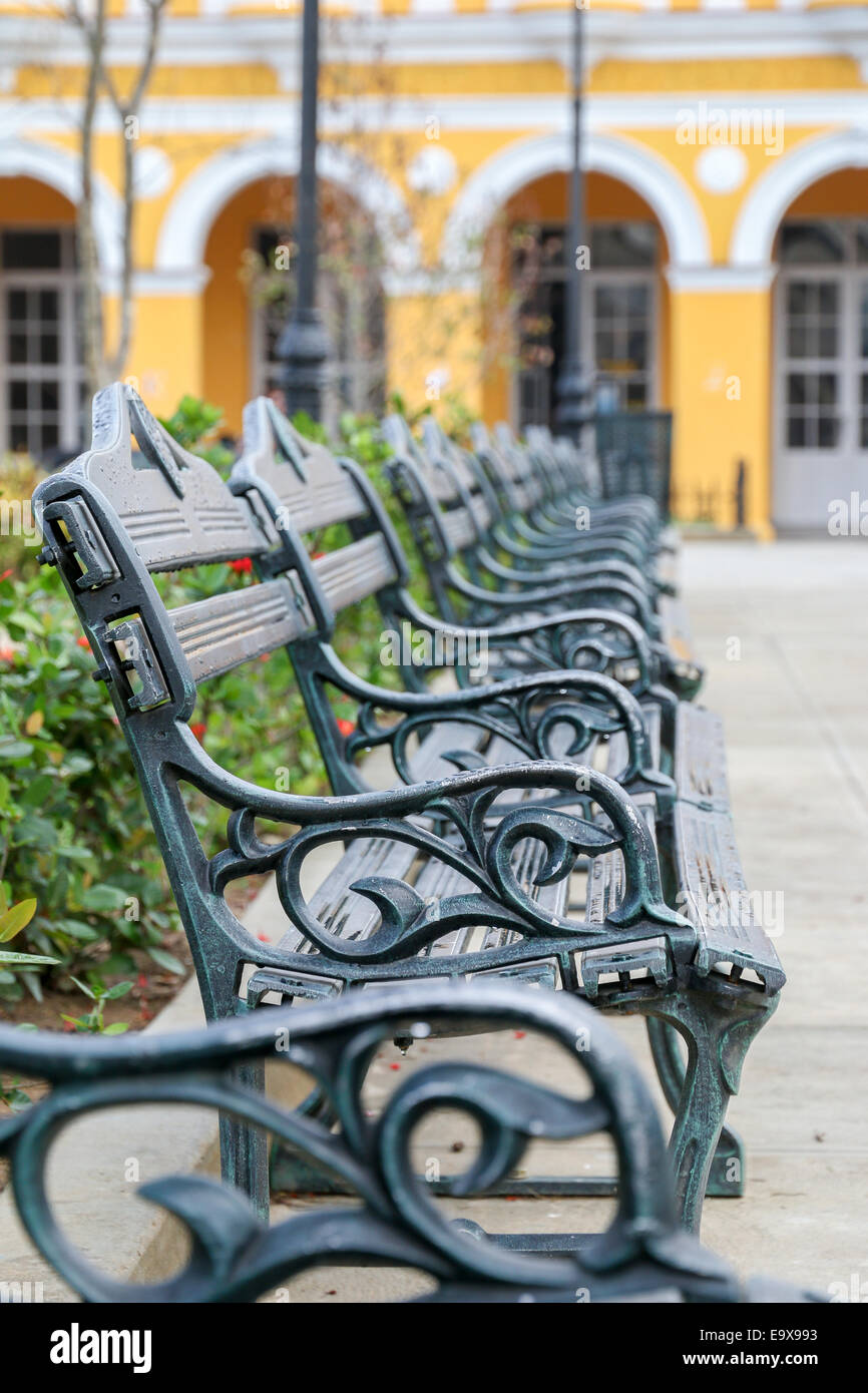 Gray quiet bench at a park hi-res stock photography and images - Alamy