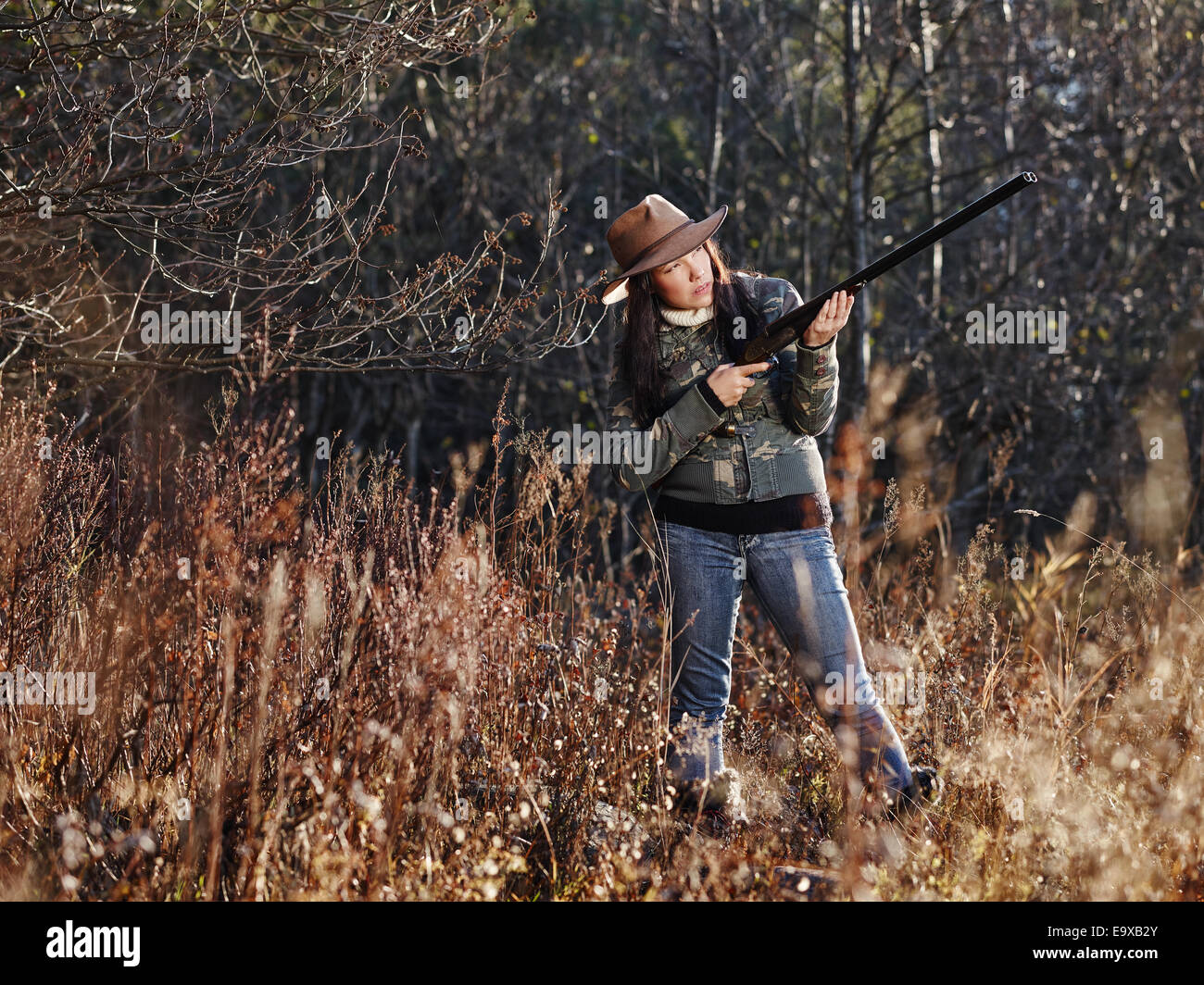 Female hunter woman hunting hi-res stock photography and images - Alamy