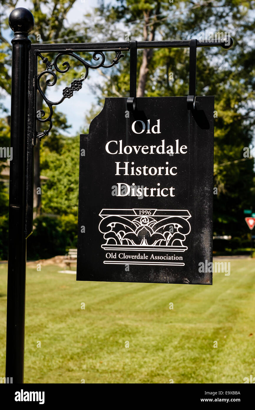 Old sign swinging hi-res stock photography and images - Alamy