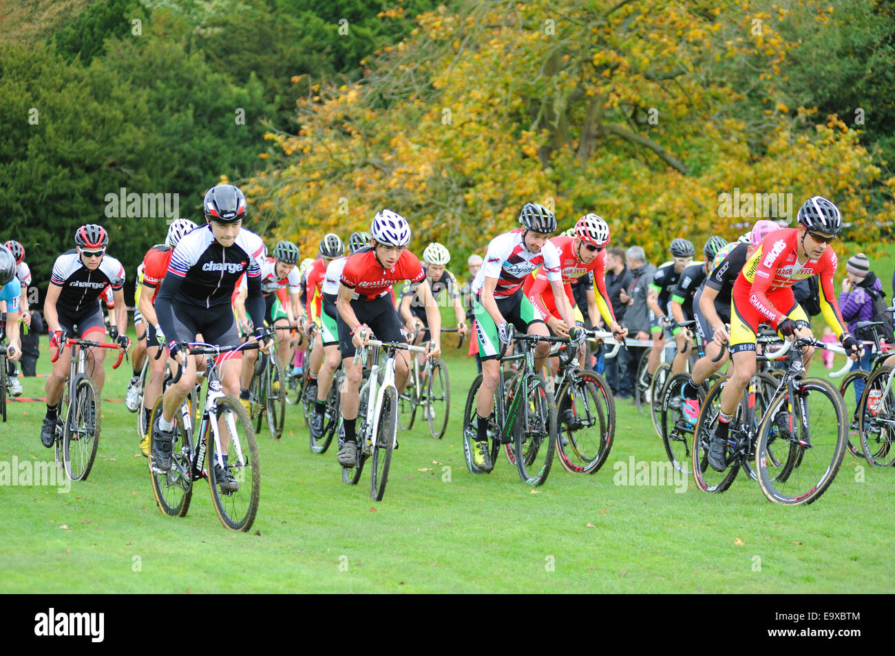 Racing cyclists hi-res stock photography and images - Alamy