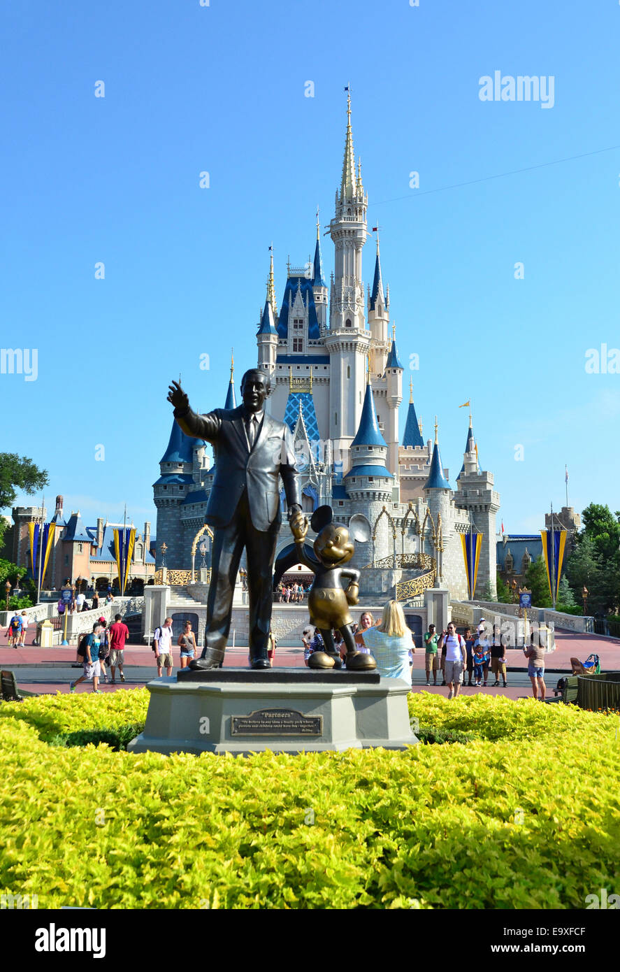 Cinderella castle disneys magic kingdom hi-res stock photography and ...