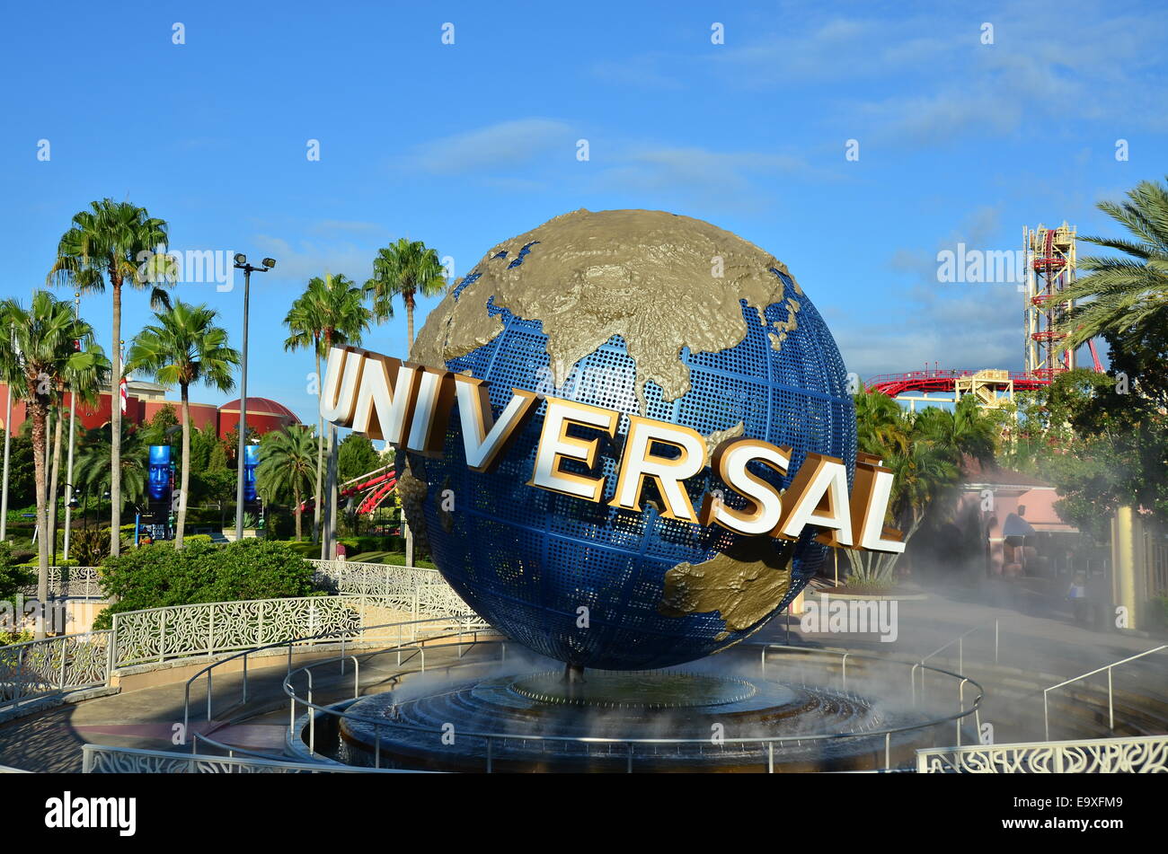 Universal Globe at the entrance to Universal Studio's at Universal ...